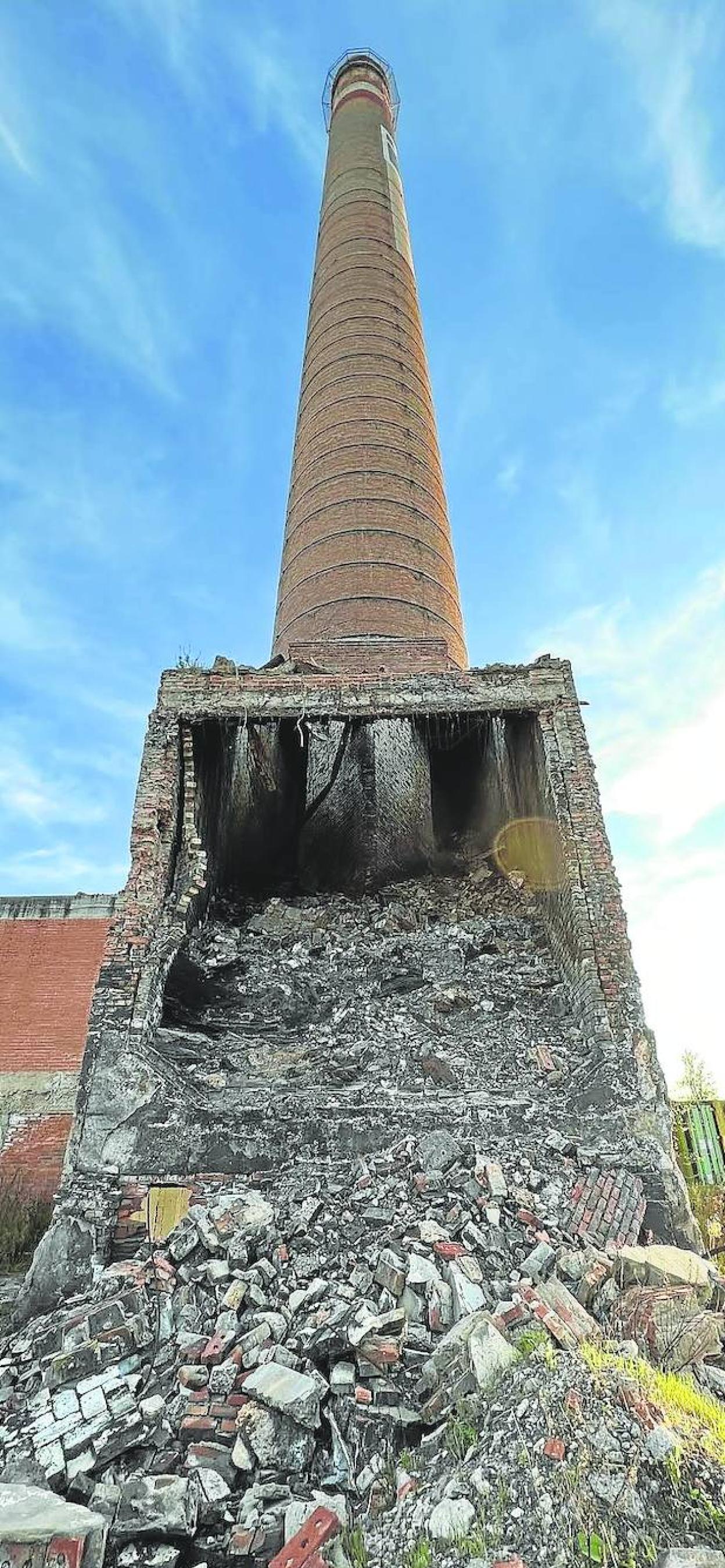 La histórica chimenea de Fefasa acusa el deterioro tras años de abandono | El Correo